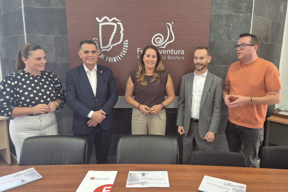 El Cabildo promueve unas jornadas de educación financiera con el Colegio de Economistas y el ...